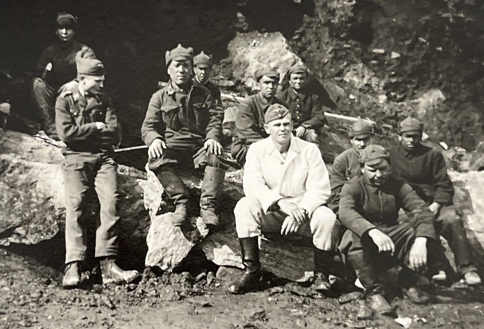 WEHRMACHT SOLDIER POSING WITH CAPTURED SOVIETS WW2 WWII German Military ...