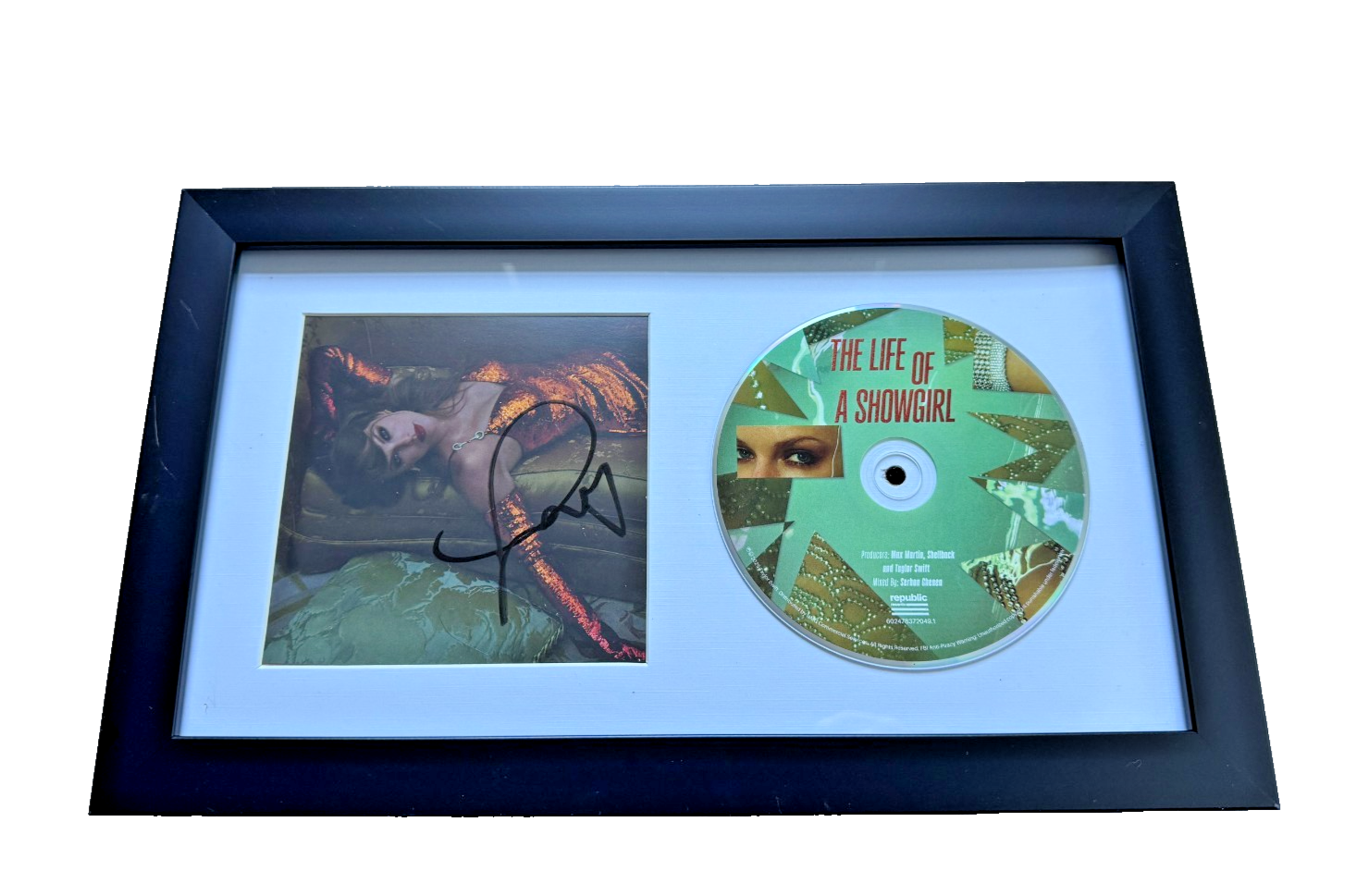 TAYLOR SWIFT SIGNED & FRAMED THE LIFE OF A SHOWGIRL #2 CD AUTOGRAPH COA ...