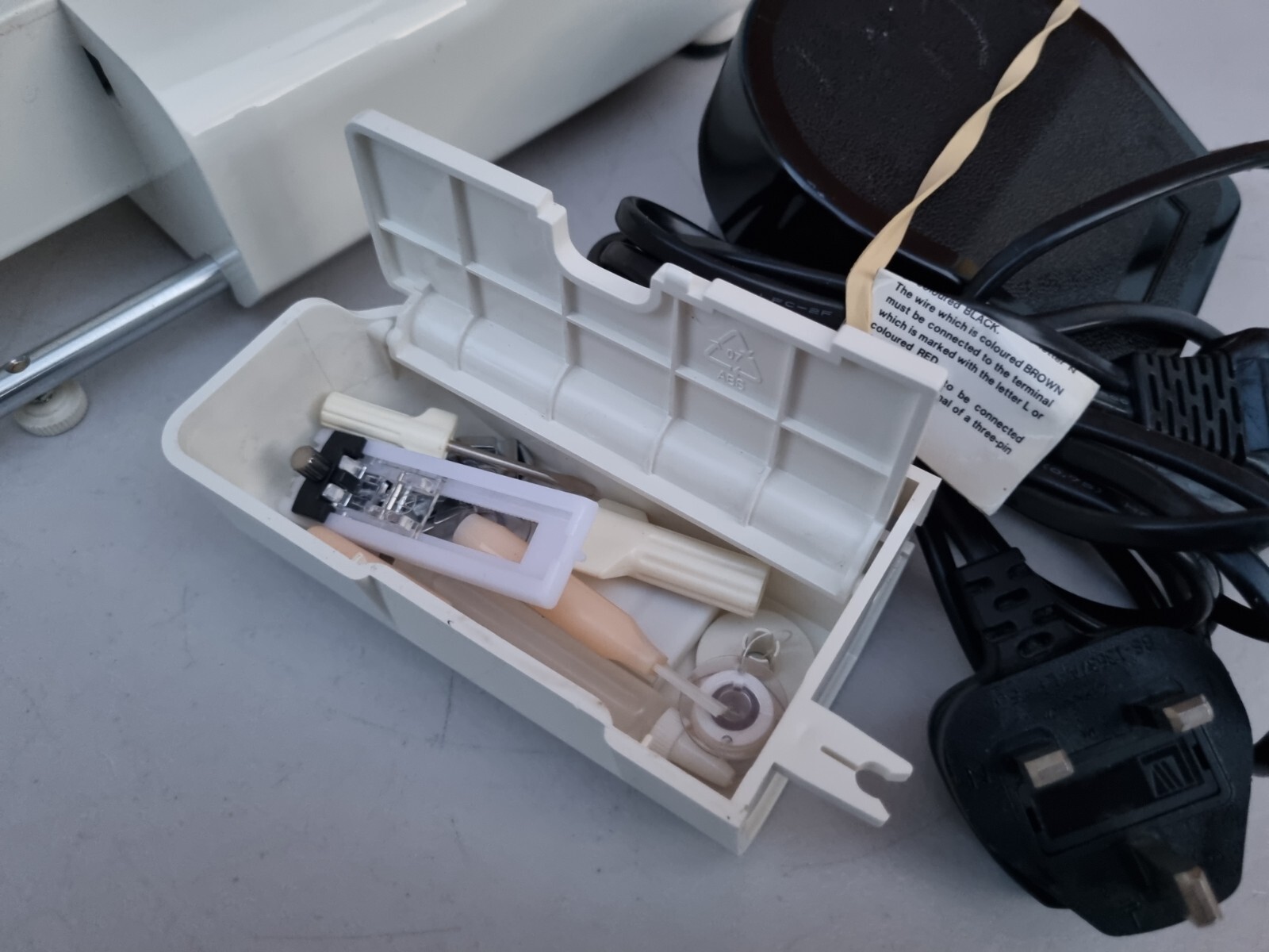 SINGER FEATHERWEIGHT II Model 117 SEWING MACHINE. Singer 117 ...