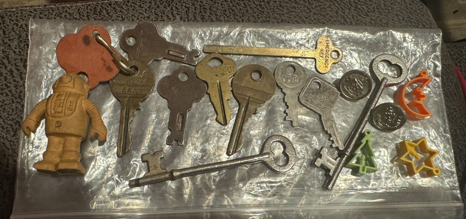 LOT OF SKELETON KEYS OLD DENIER ROBOT ERASER BUTTONS | eBay