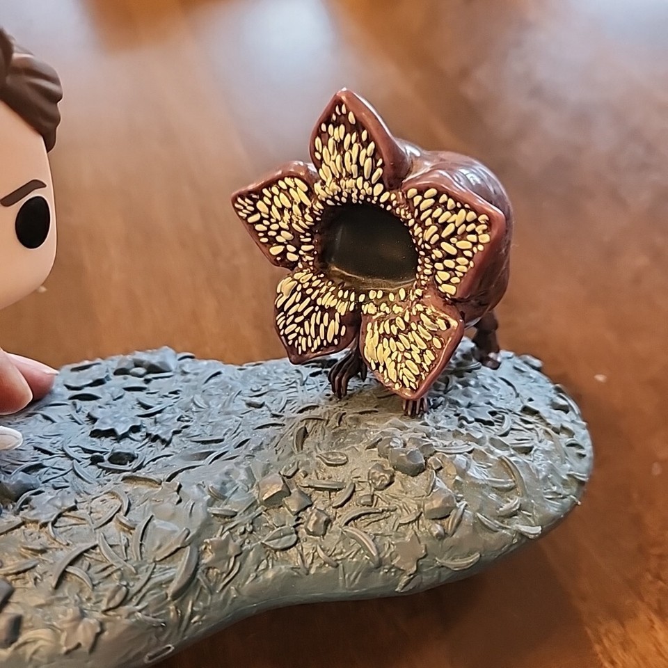 Funko Pop! Moments: Stranger Things Steve & Demodog #728 Figure Scene ...