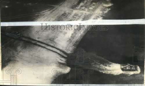 1945 Press Photo British amphibious tanks cross the Rhine River in ...