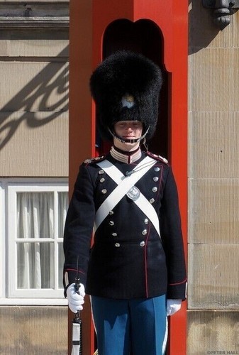 New British Royal Guard Uniform with Men's Blue Coat, Men's Fashion ...