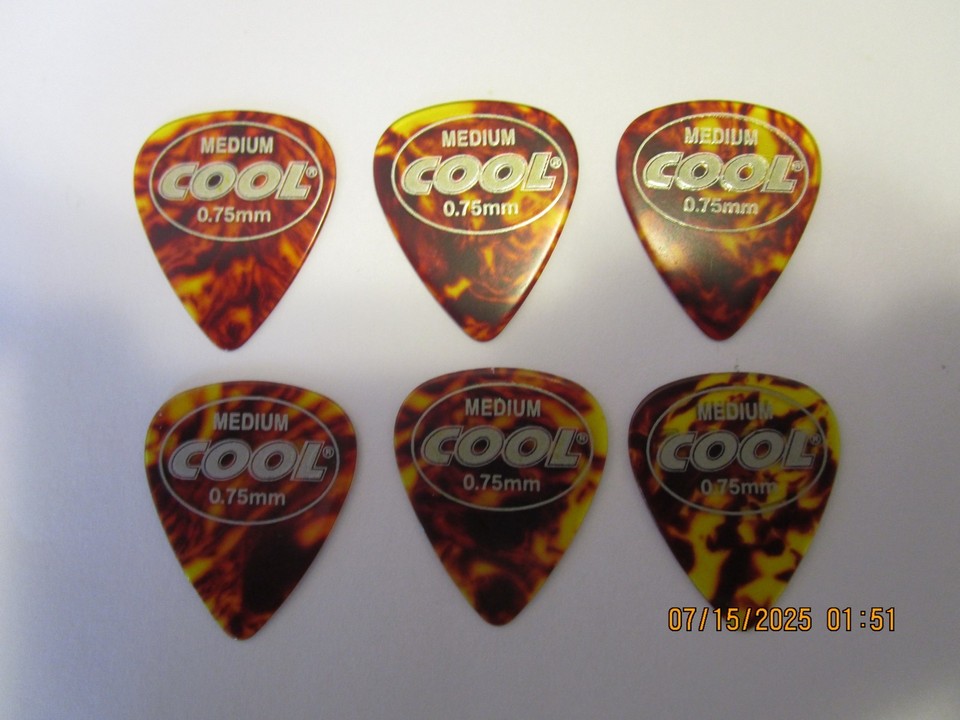 6 Pack Shell Cool-cell Rubberized Accu-Grip Medium Gauge Guitar Picks ...