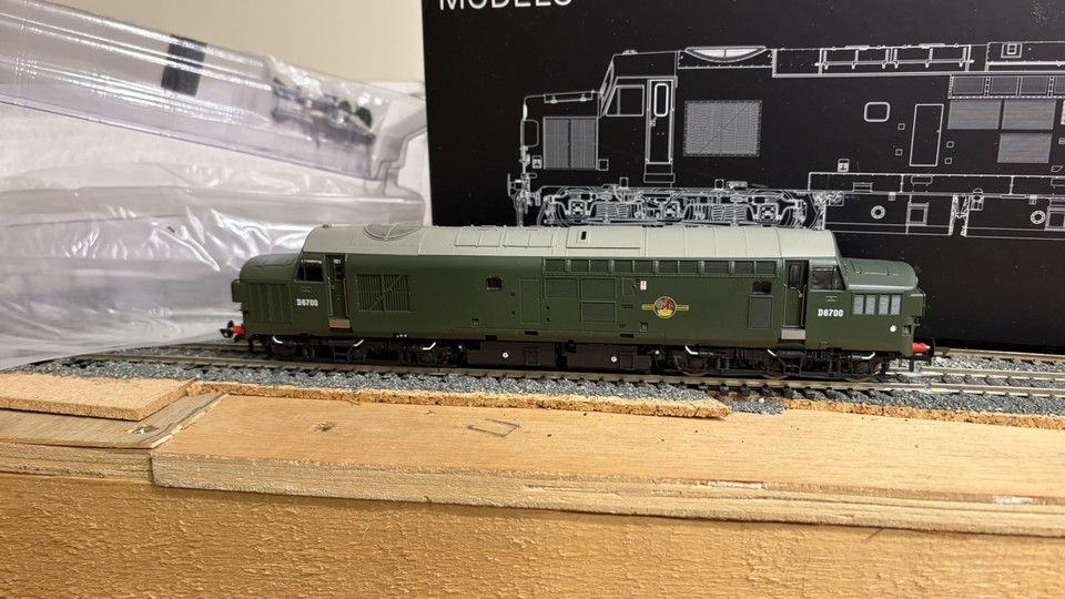 Accurascale LOCOMOTION ACC2300 BR Green Class 37 D6700 DCC SOUND FITTED ...