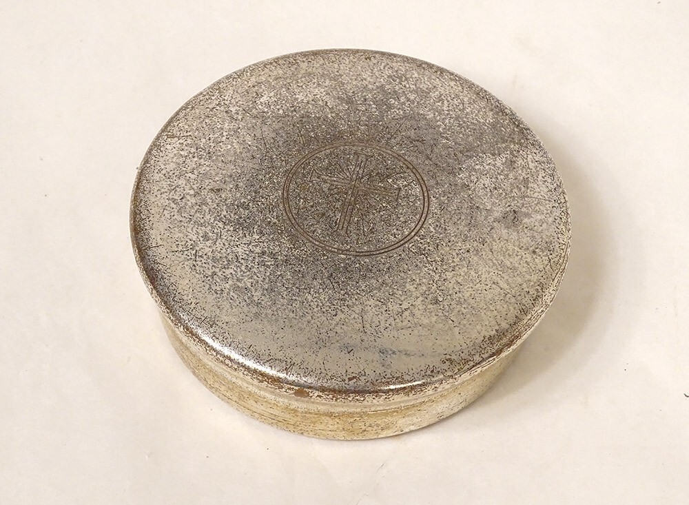 Box IN Wafers: Round Metal Silver Cross Church Communion 20th mid ...