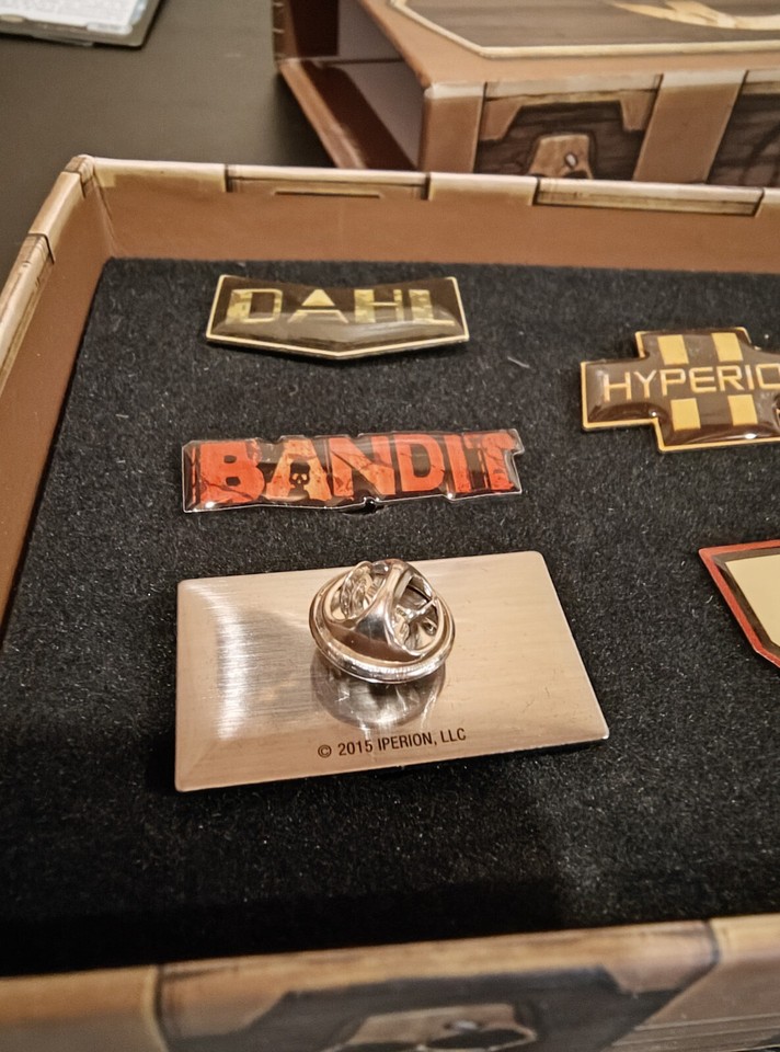 Borderlands Level 50 Limited Edition Golden Loot Chest Pin Set ...