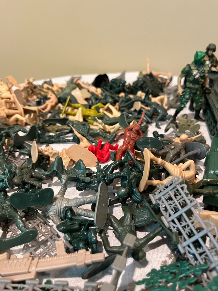 HUGE LOT OF PLASTIC ARMY MEN TANK 6 SOLDIERS AND ACCESSORIES | eBay