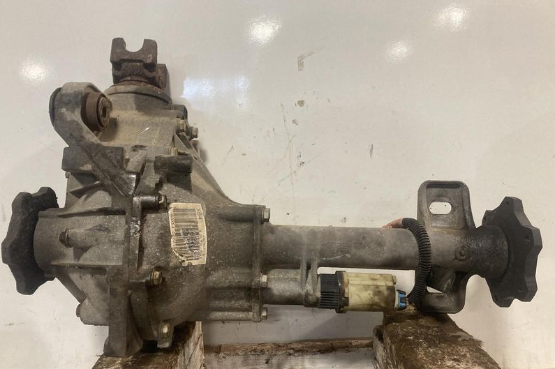 1999-2006 Chevrolet Silverado 1500 Tahoe Front Differential Carrier 3. ...