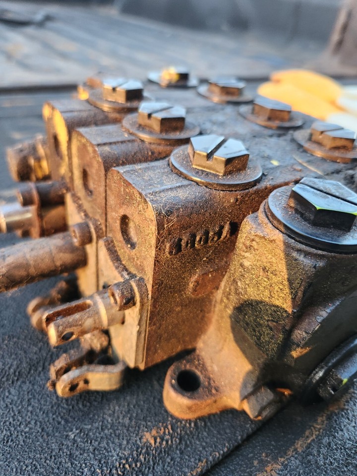 Gehl SL5625 Hydraulic Control Valve | eBay