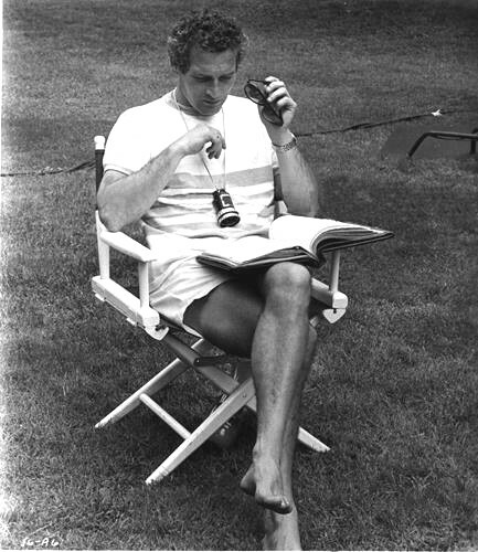 PAUL NEWMAN READING BAREFOOT 8X10 PHOTO | eBay