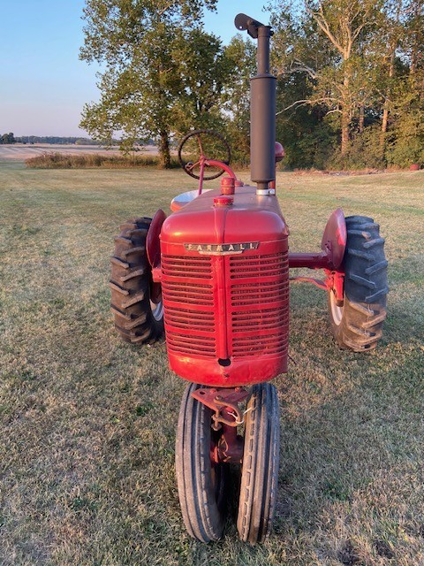 Farmall B IH tractor Runs drives good PTO & drawbar 98% tread tires ...