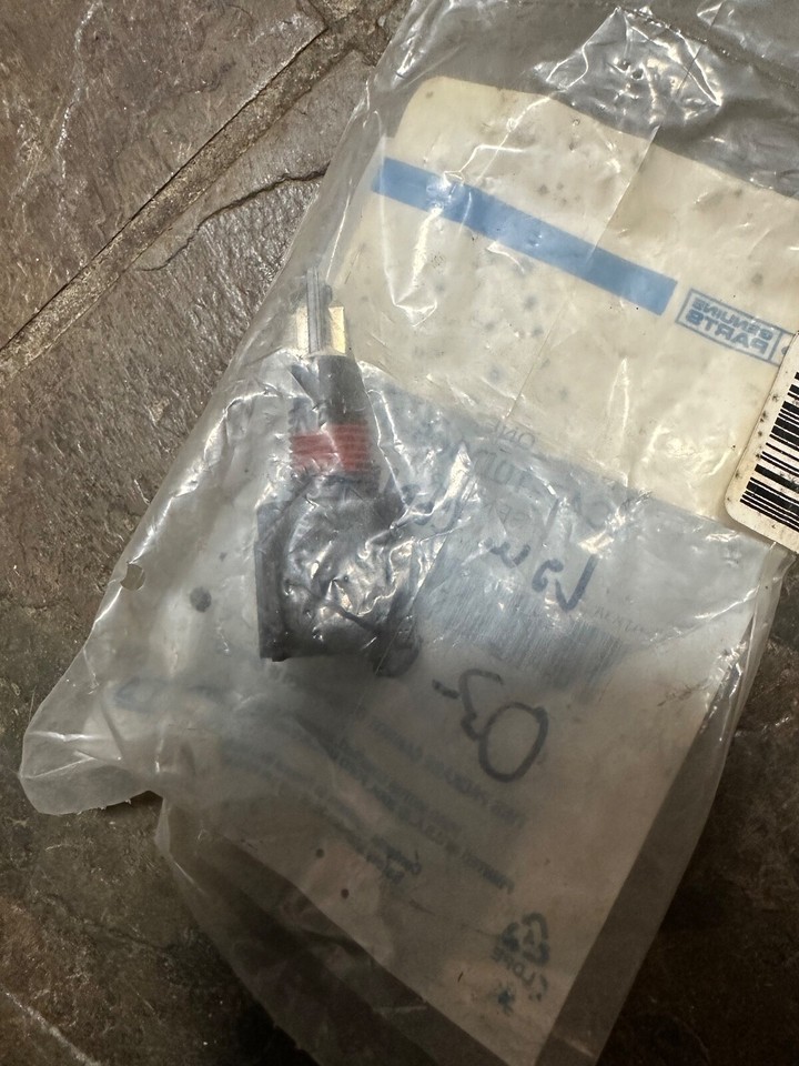 Standard Motor Products FLS-164 Coolant Level Sensor For 95-99 Ford ...