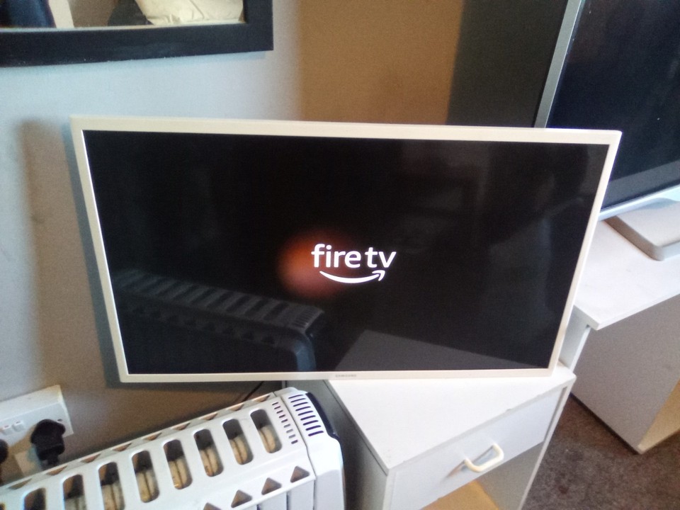 SAMSUNG LS32F351FUUXEN Full HD 32" TV/Gaming Monitor. Wall Mounted ...