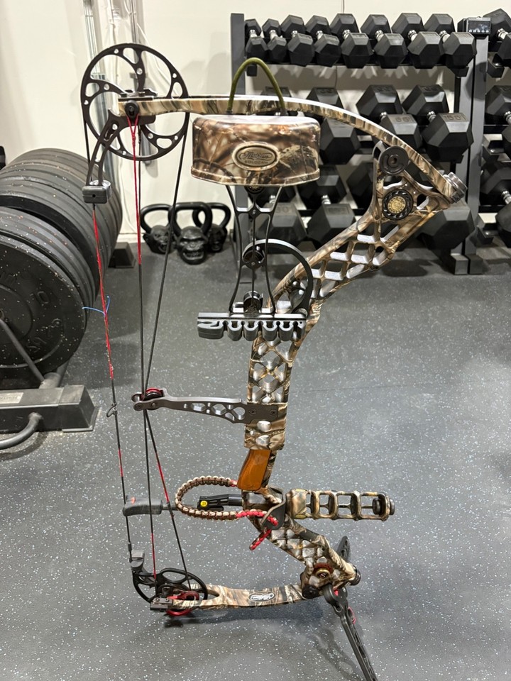 Mathews Z7, 70lb, 27in draw, matching quiver, and matching stabilizer ...