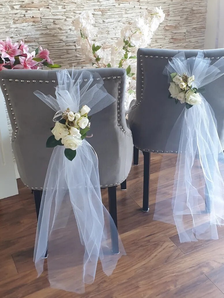 Church pew covers for weddings | Beachweddingtips.com