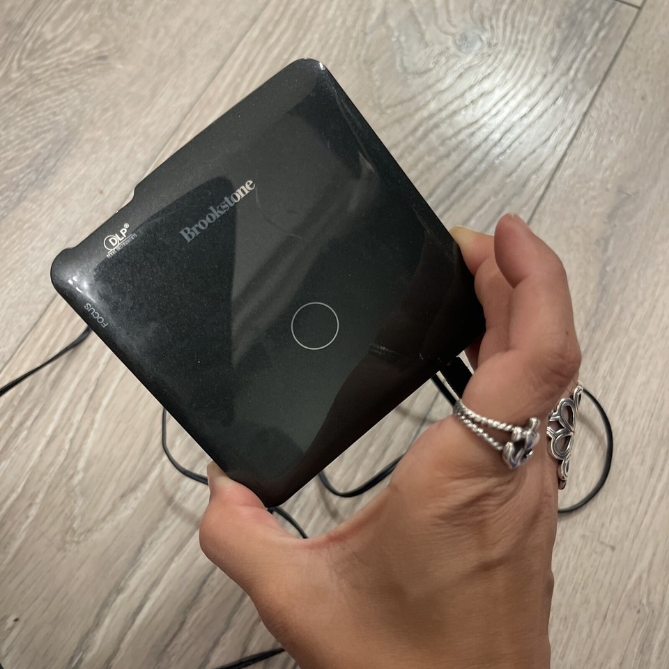 Brookstone Pocket Mini Projector 100 Lumen 1080p (801143 UNIT & ADAPTER ...