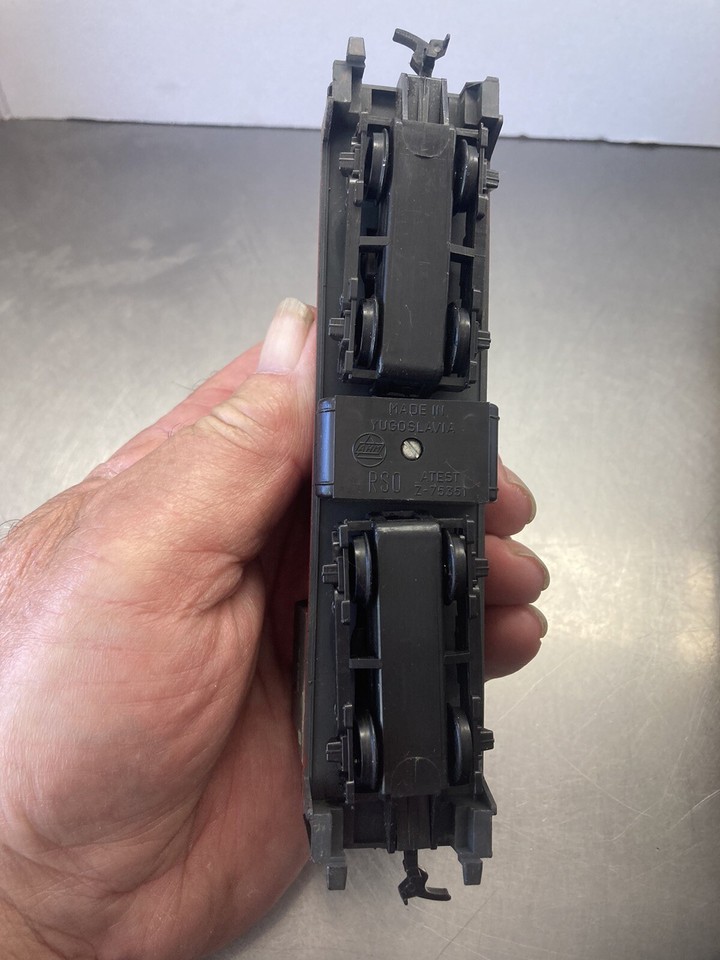 Two HO Southern Pacific Dummy Locomotives. AHM 621A & Athearn SP 7430 ...