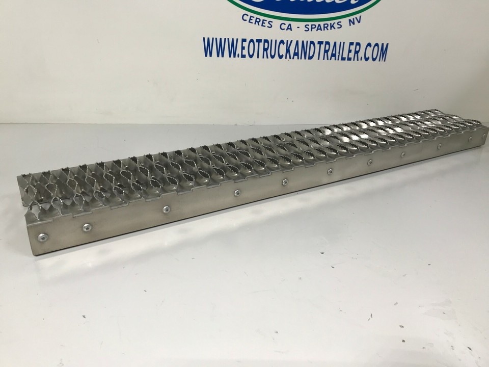 Peterbilt DPF Box Lower Aluminum Step - Heavy Duty | United States