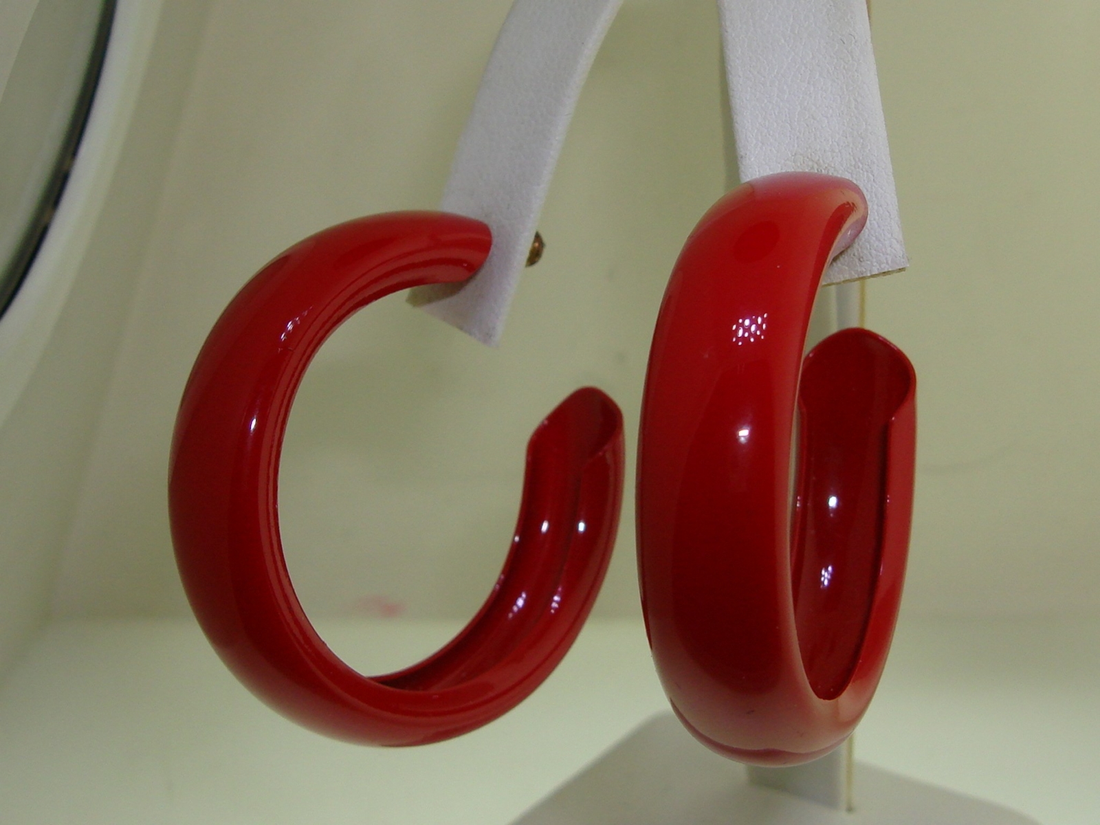 LARGE VINTAGE 1970'S ERA RED METAL HOOP EARRINGS! MIN… - Gem