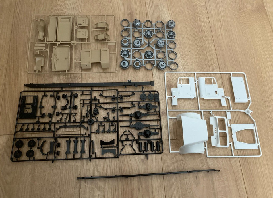 L275 Revell Model Kit 7508 - Freightliner Conventional - 1/24 - No ...