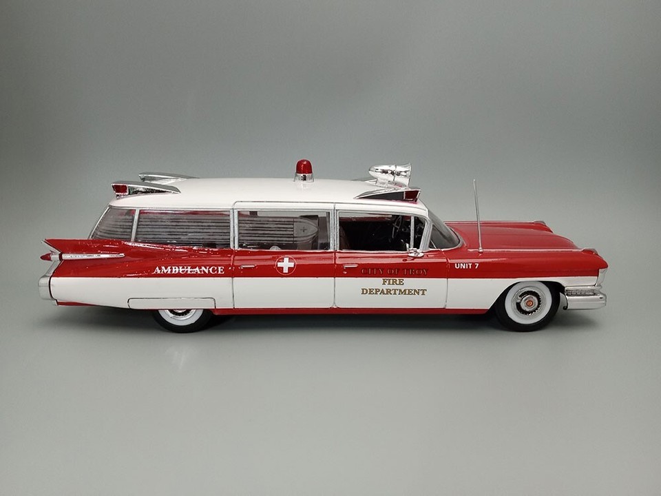 AMT NEW Model Kit '59 Cadillac Ambulance Includes ALL-NEW GURNEY 1:25 ...