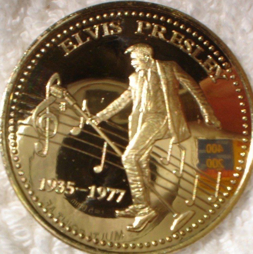 C ELVIS PRESLEY COMMEMORATIVE COIN GILT & ENAMEL 4 CM X .3 CM 1935 ...