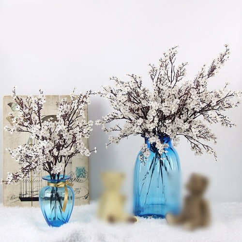 Bouquets magnifiquement disposés de fausses fleurs artificielles en ...