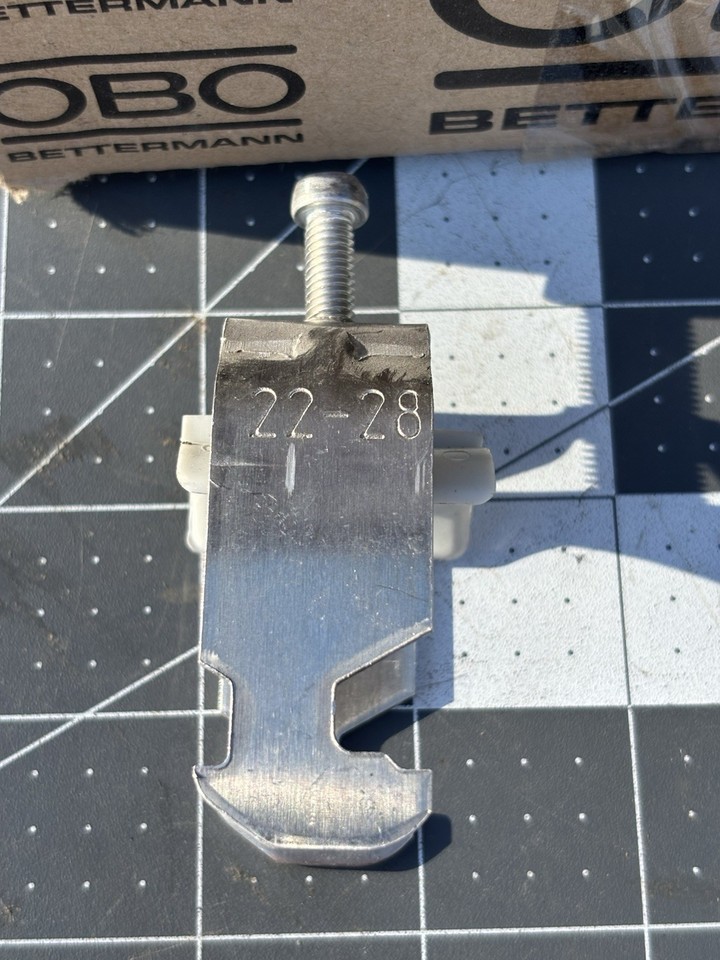 OBO Bettermann 2056 28 ALU Clamp Clip 22–28 mm Lot of 99 Cable Pipe ...
