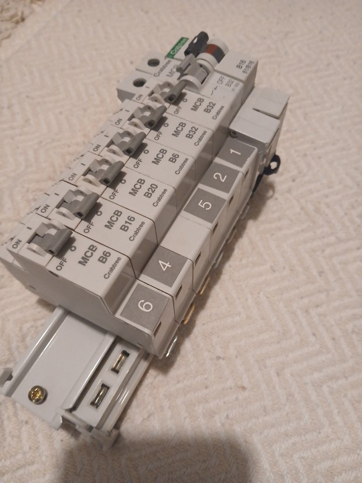 Crabtree MCB X8 Circuit Breaker 3x 32a 1x 20a 2x 20a 2x 6a | eBay UK