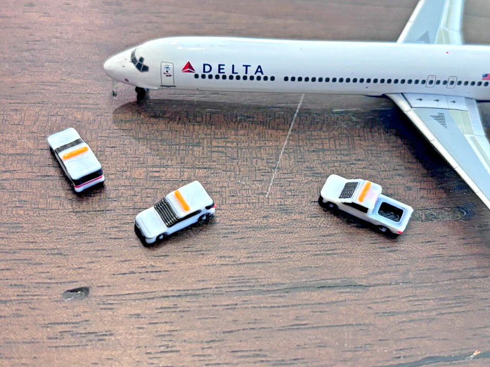 1:400 Model Airport Accessories - 8 Piece Airport Operations Vehicles ...