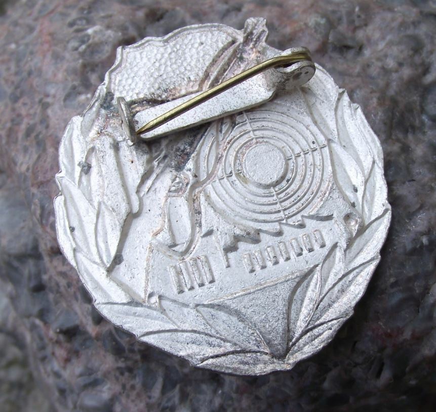 Vintage East German Paramilitary Organisation KdA Gun Red Flag DDR Pin ...