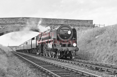 PHOTO BR BRITANNIA CLASS LOCO 70004 WILLIAM SHAKESPEARE ON A LCGB TOUR ...