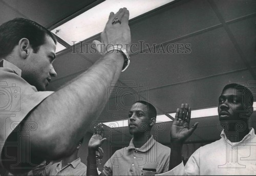 1968 Press Photo Arthur M Jeffery & Robert E Bates Enlist Marine Draft ...