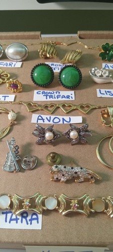 LOT #75 VINTAGE JEWELRY MOSTLY SIGNED LISNER CORO TRIFARI NORMA JEAN ...