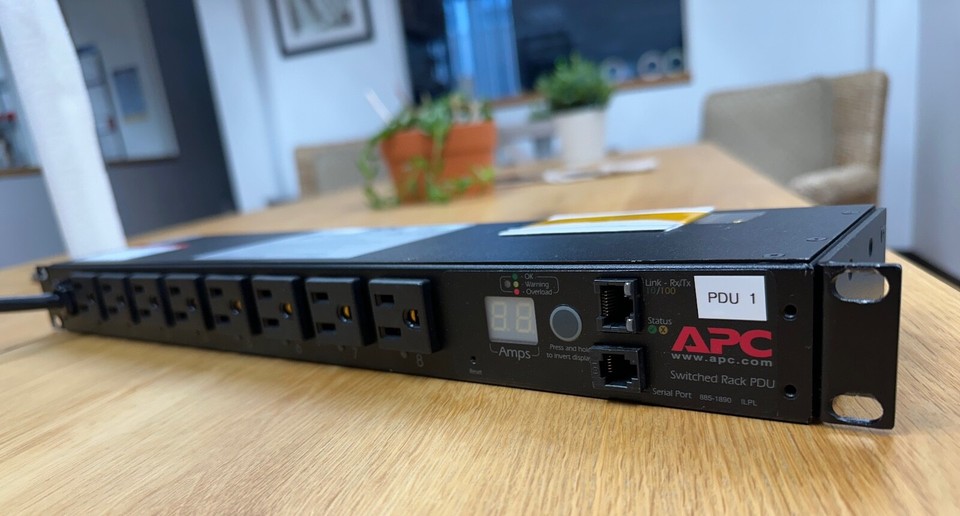 APC Rack Mount PDU, Switched Rack 120V/15A, (8) Outlets, 1U Horizontal ...