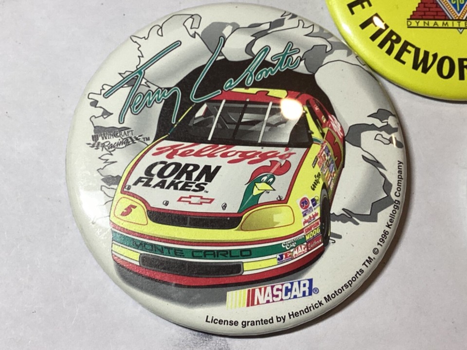 ^VINTAGE OFFICIAL NASCAR RACING NUMBER 24 JEFF GORDON PIN BADGE An ...