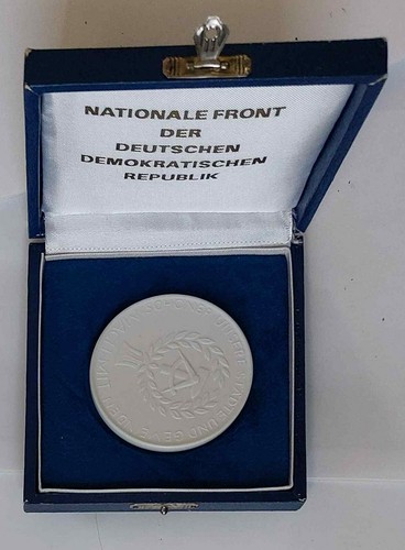 DDR Meissen Porzellan Medaille Nationale Front 63mm (39) | eBay.de