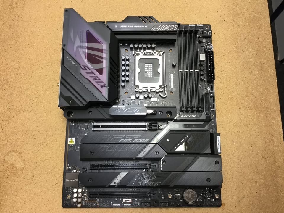 ASUS - ROG STRIX Z790-E GAMING WIFI (Socket LGA 1700) Intel Z790 ATX ...