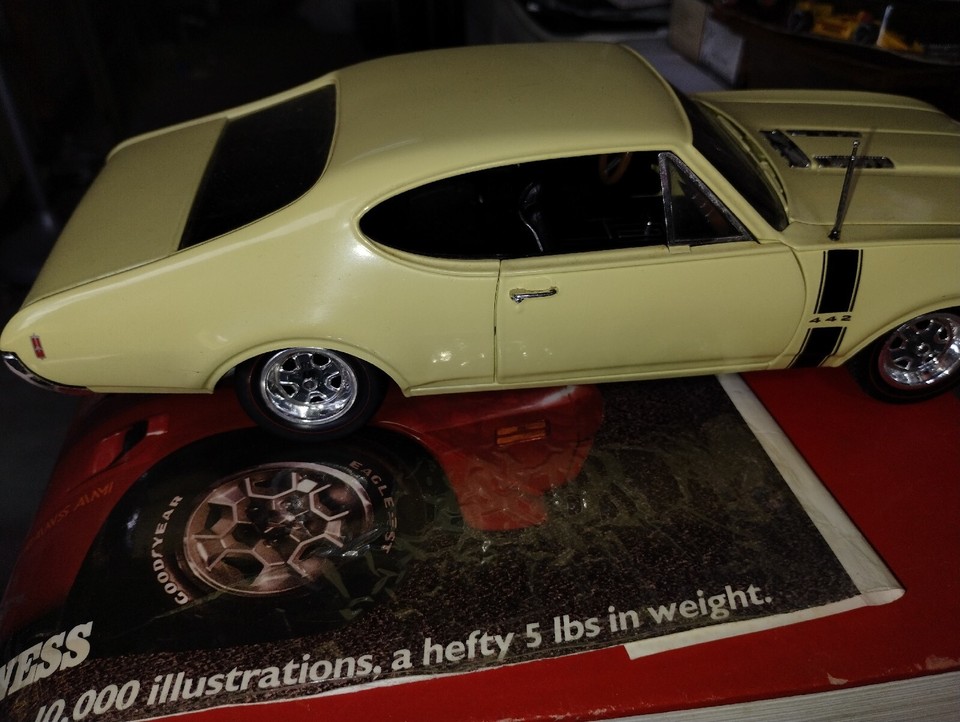 ERTL American Muscle 1968 OLDS 4-4-2 Yellow Model 1:18 scale diecast ...