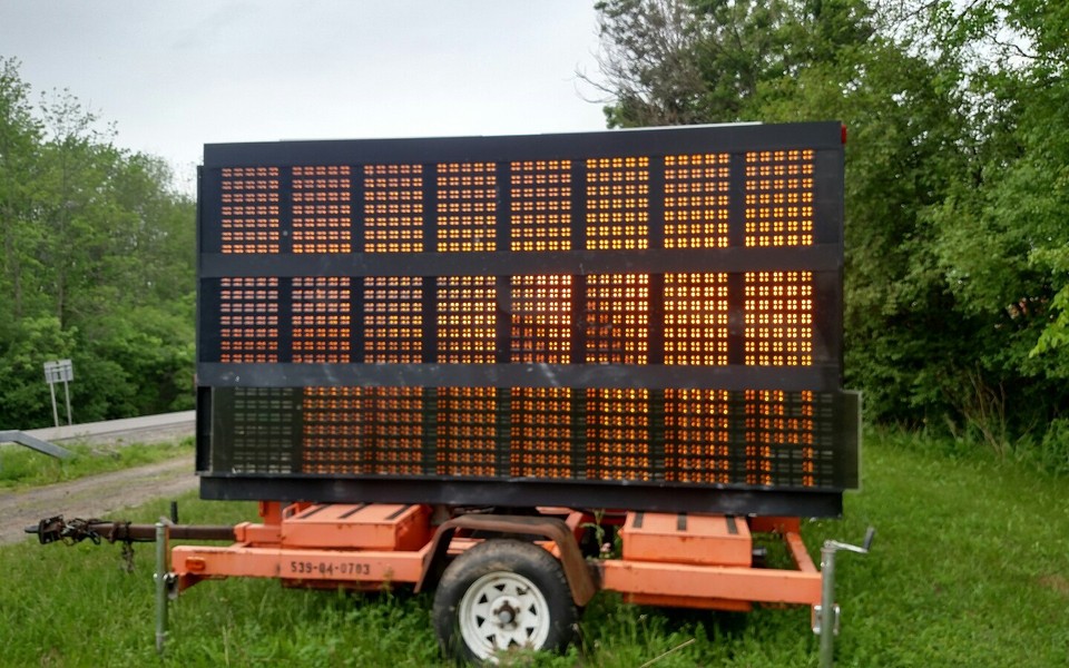 2007 American Signal TRAFFIC MOBILE SOLAR SIGN MESSAGE BOARD TOW BEHIND ...