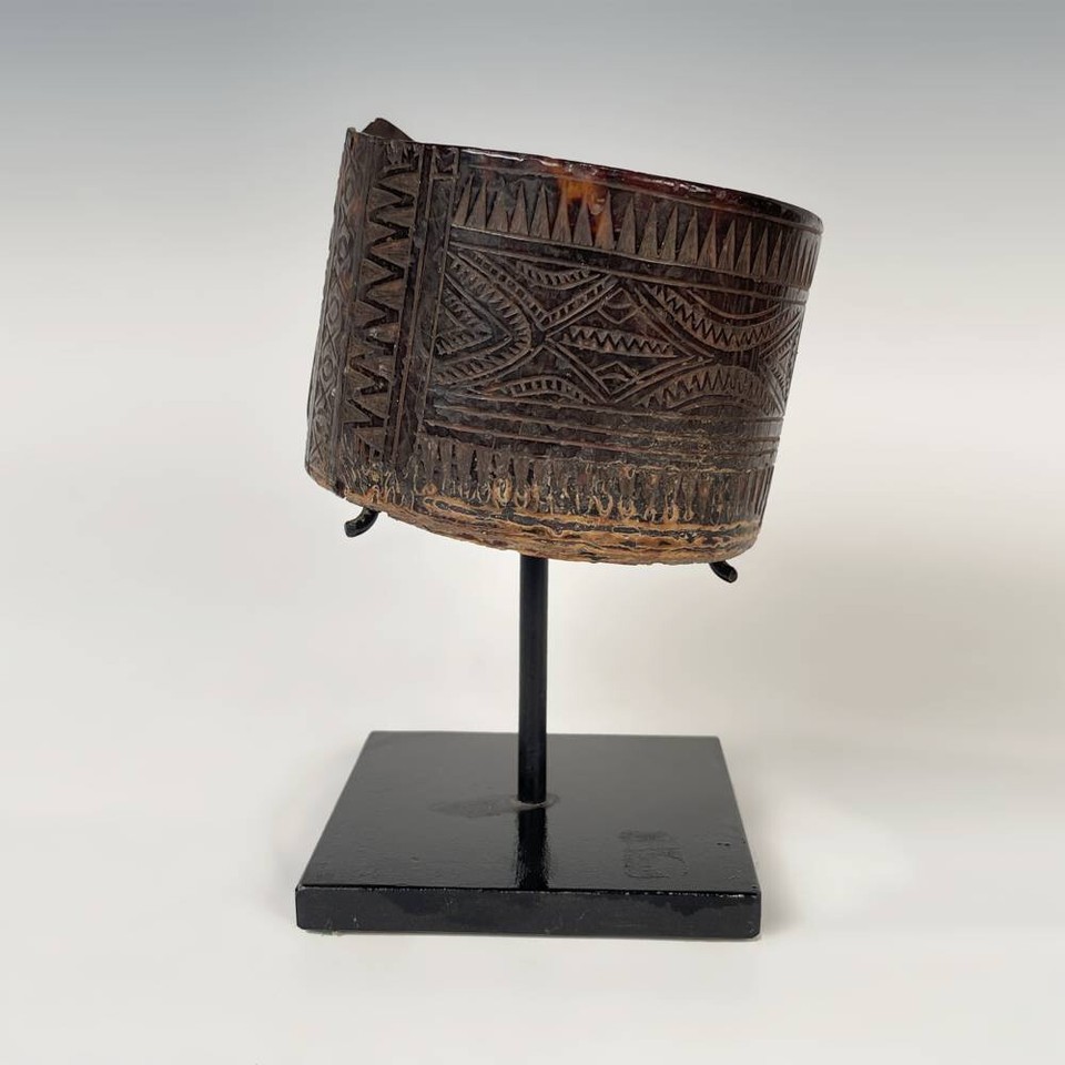 ARM BAND INCISED SHELL BASED UMBOI ISLAND SIASSI REGION PAPUA NEW ...