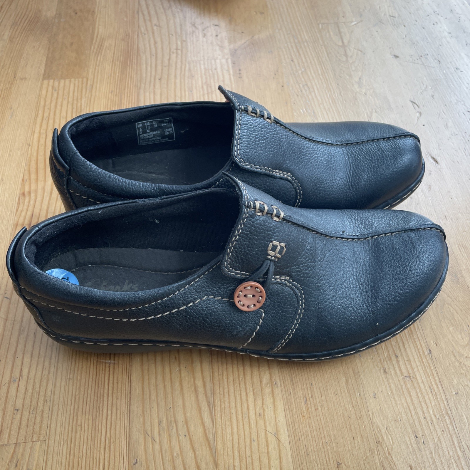 Clarks unstructured Un Loop Slip on Size 7.5 M Black Leather button ...