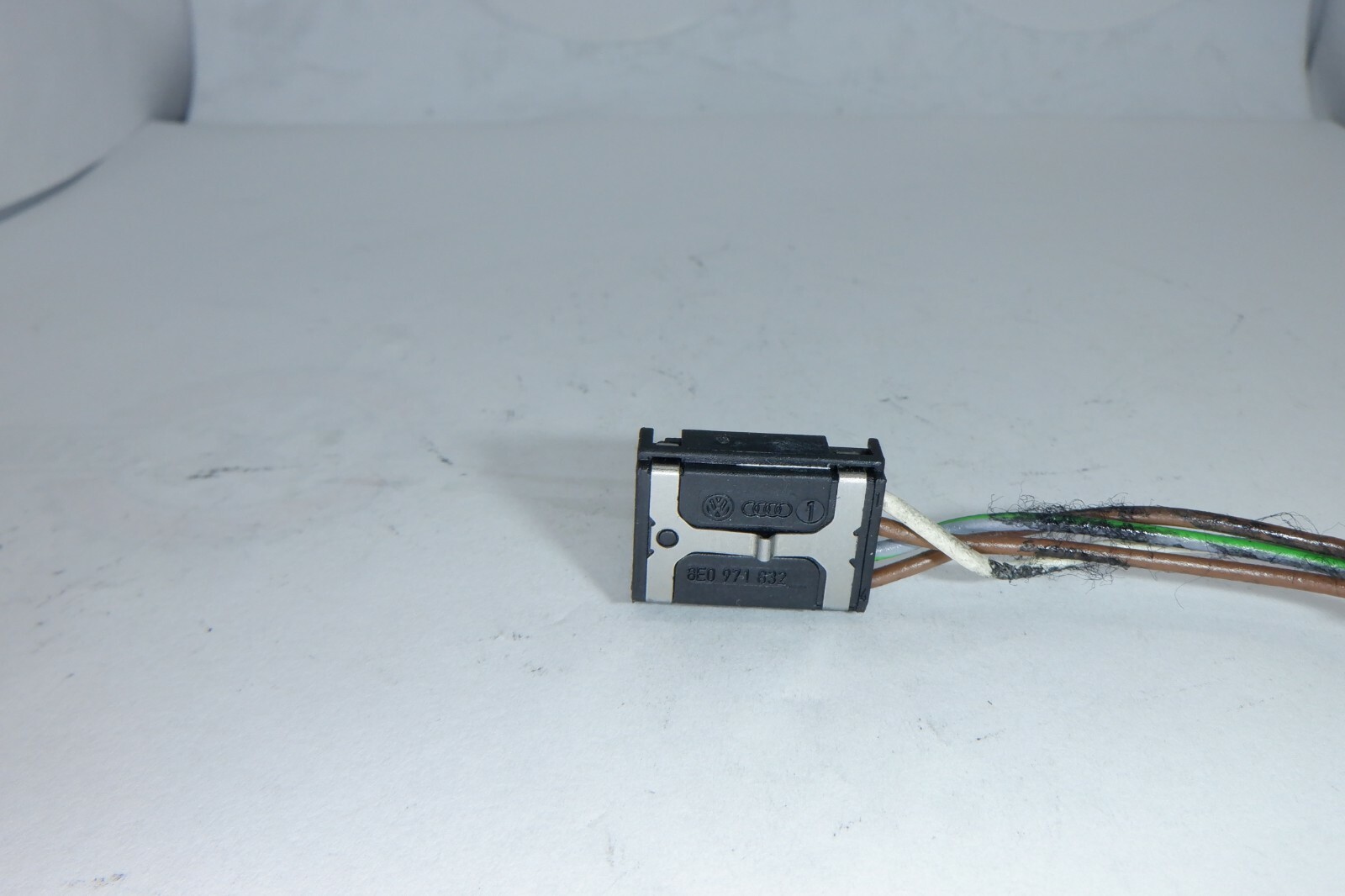 AUDI 2004 A8 FLAT CONTACT HOUSING LOCKING SOCKET CONNECTOR 4 PIN 8E0 ...