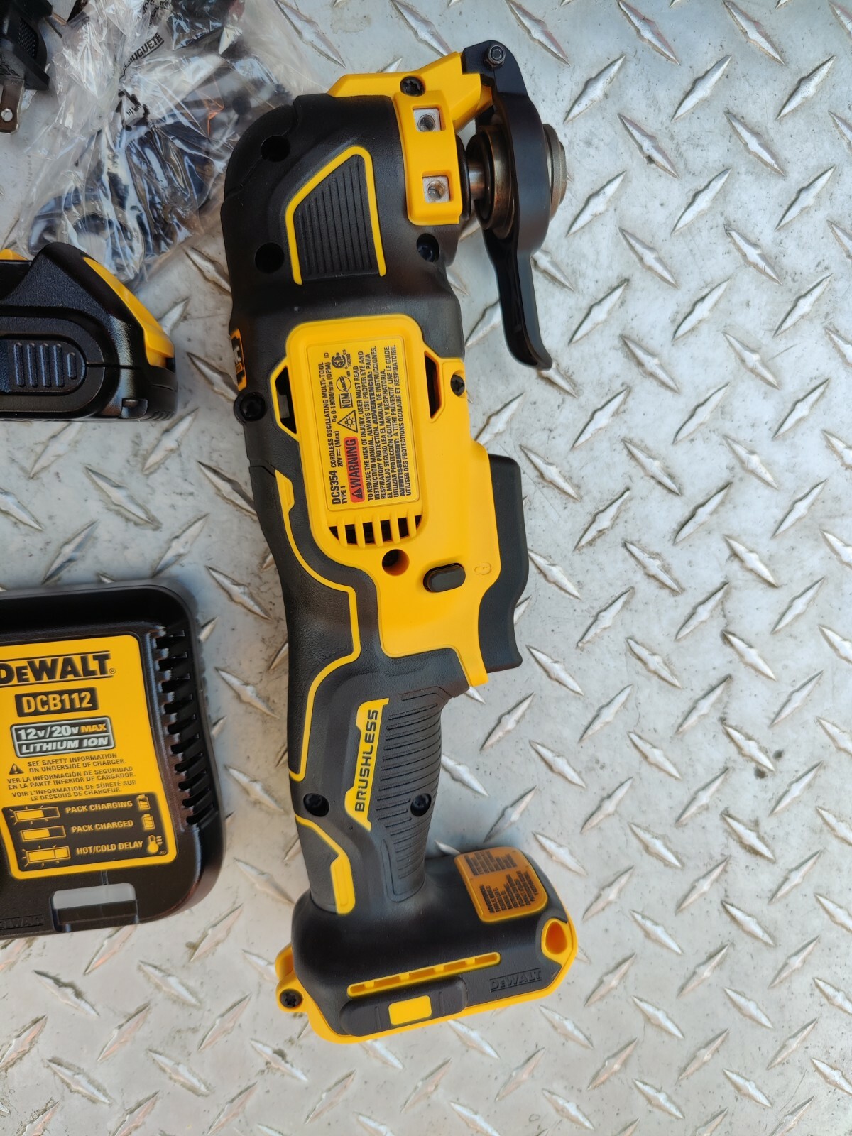 DEWALT DCS354 20V 20 Volt atomic Brushless Oscillating Multi-Tool kit ...