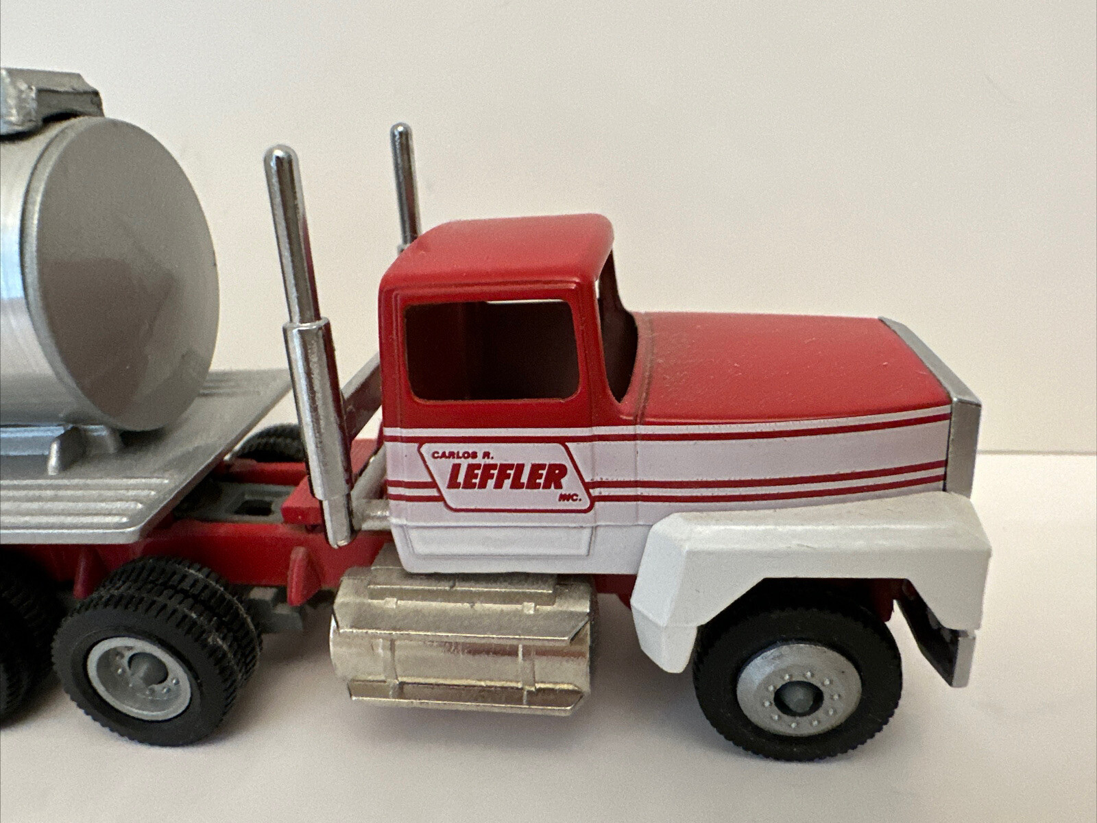 Winross 5th Edition 1/64 Scale 21322 - Ford Tanker Truck - Red/White ...