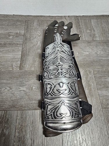 Assassin’s Creed Altair Vambrace Hidden Blade Gauntlet 2018 Ubisoft Medium/small | eBay