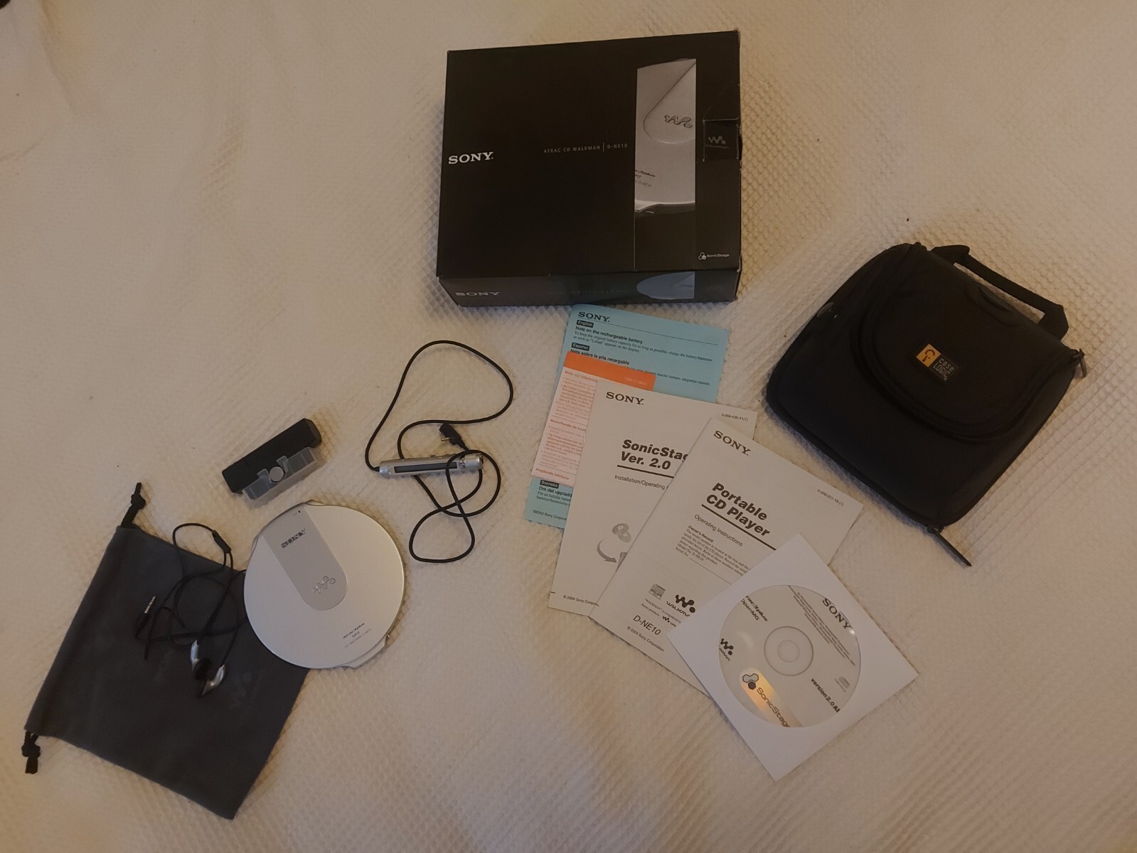 Sony D-NE10 ATRAC/MP3 CD Walkman - Battery dock, Remote Control + Sony ...