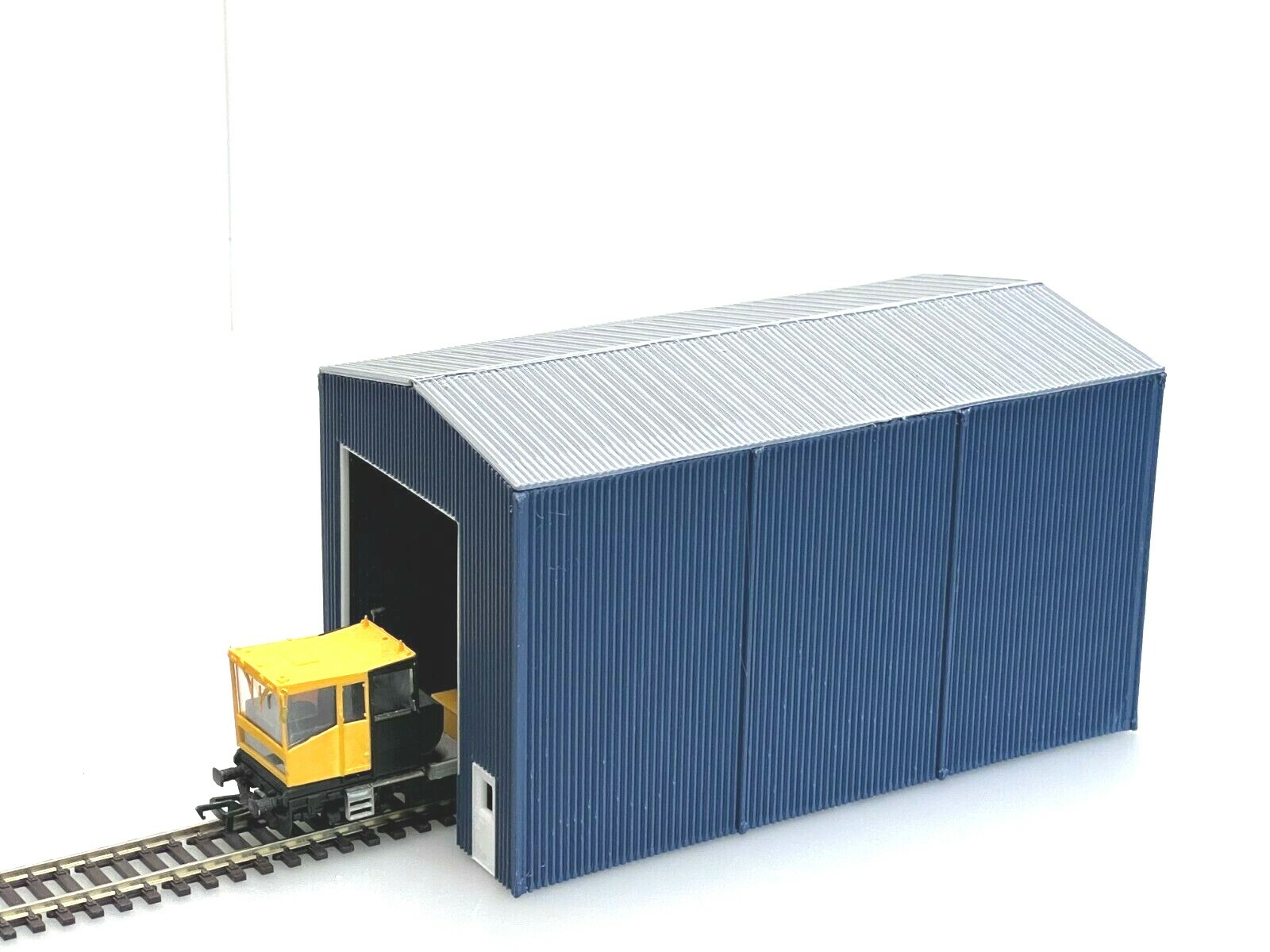 Built 'OO' Gauge Model Railway Modern Engine Shed Green, Blue or Long ...