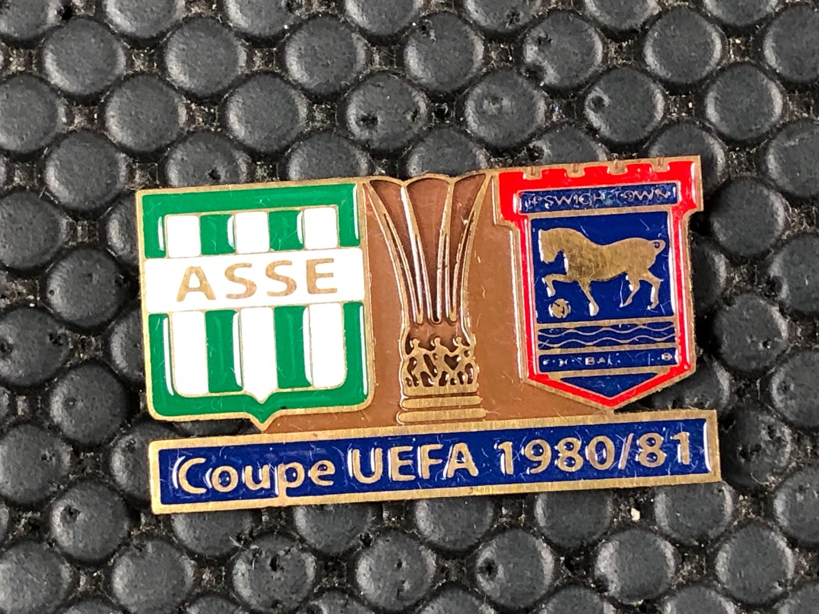 PINS BADGE FOOTBALL SOCCER ASSE SAINT ETIENNE VS IPSWICH TOWN 1980 / ...